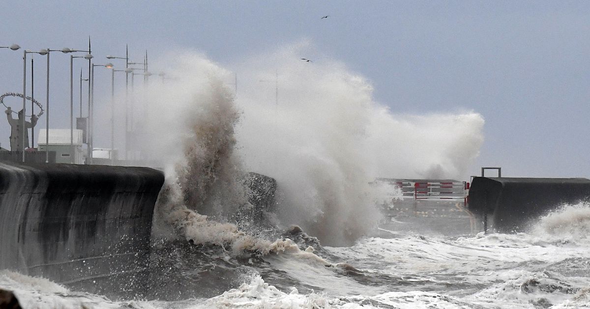Fire service warning as flooding and high tides set to…