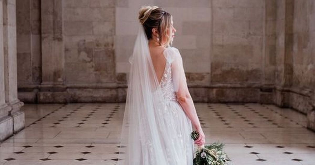 Dublin bride shares snaps of beautiful Temple Bar…