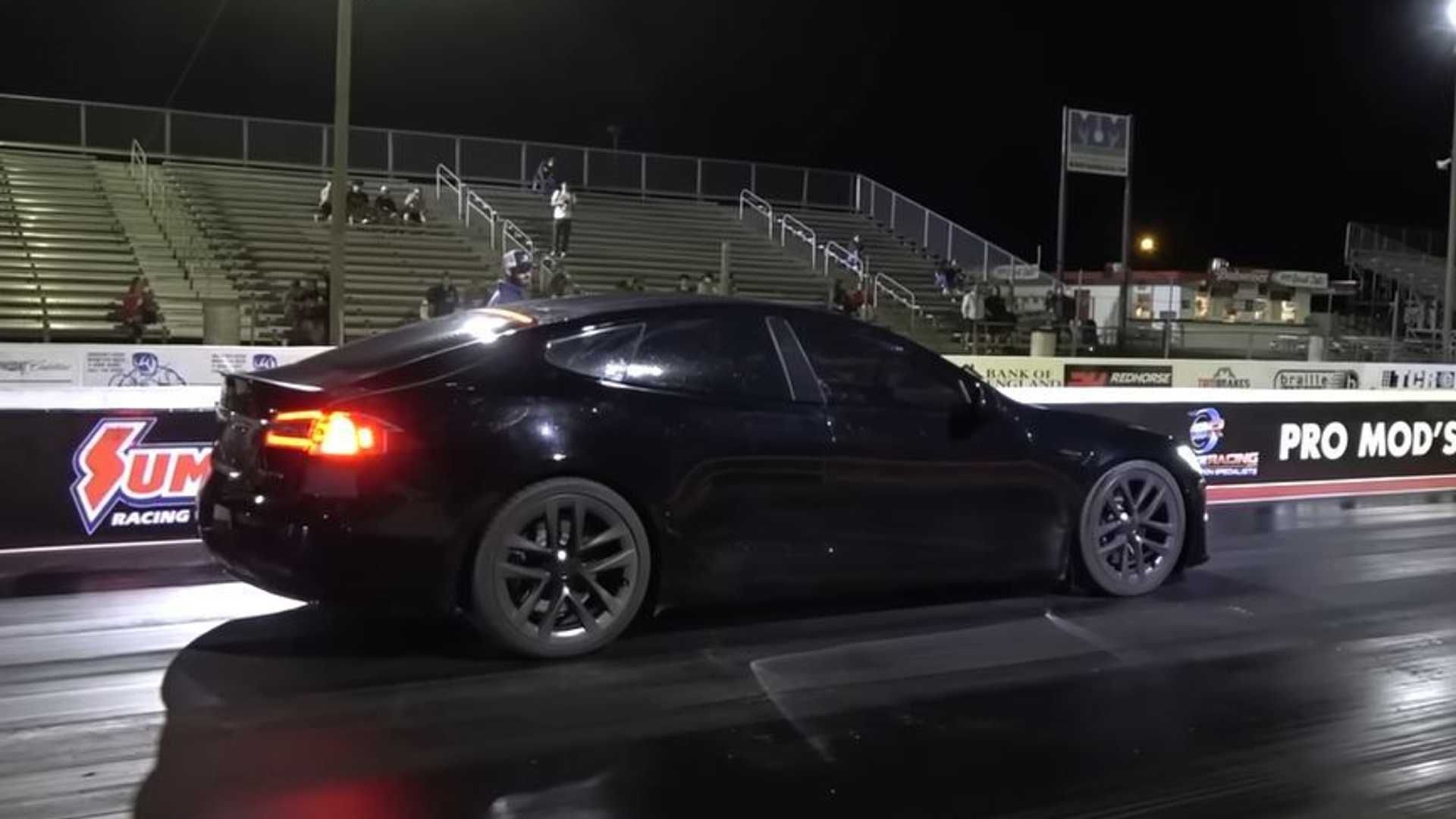 Tesla Model S Plaid Shockingly Dominates At Drag Strip…