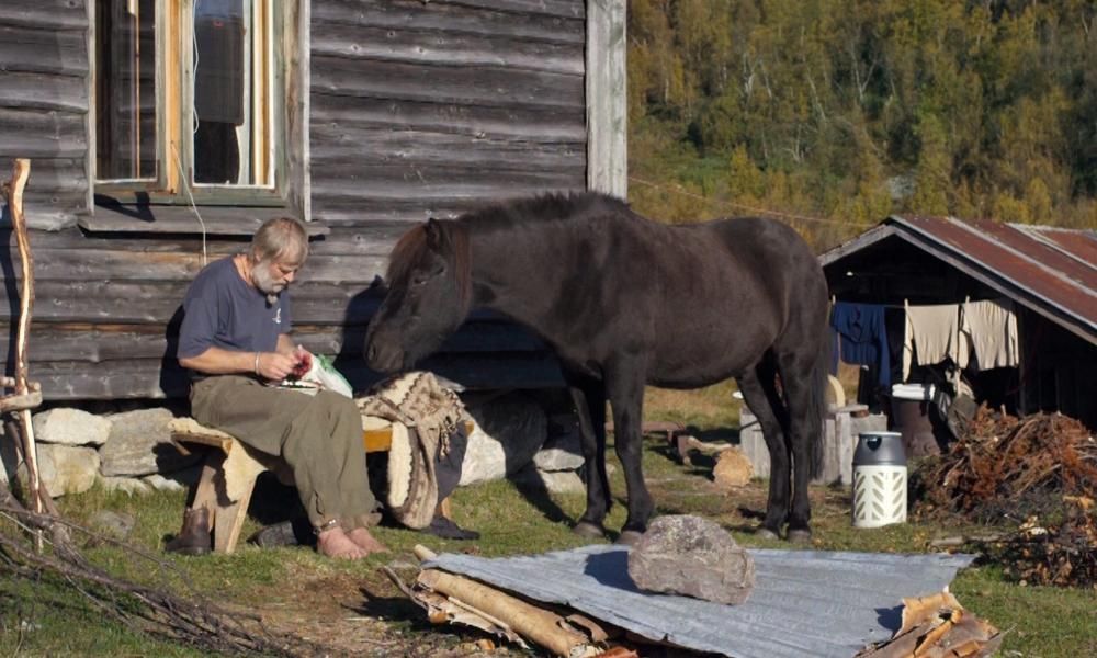 Drømmeland review – hermit and his smartphone in the…