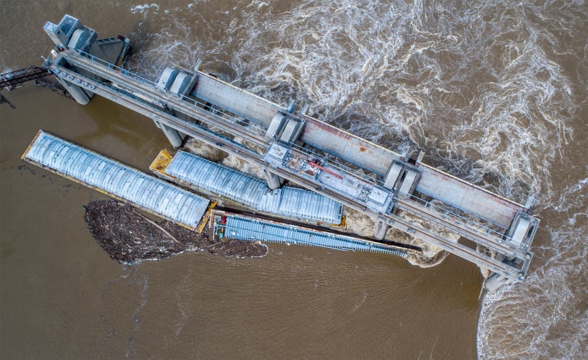Crews work to recover 3 barges that got loose on Ohio…