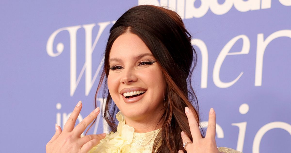 Lana Del Rey is ENGAGED to musician Evan Winiker after…