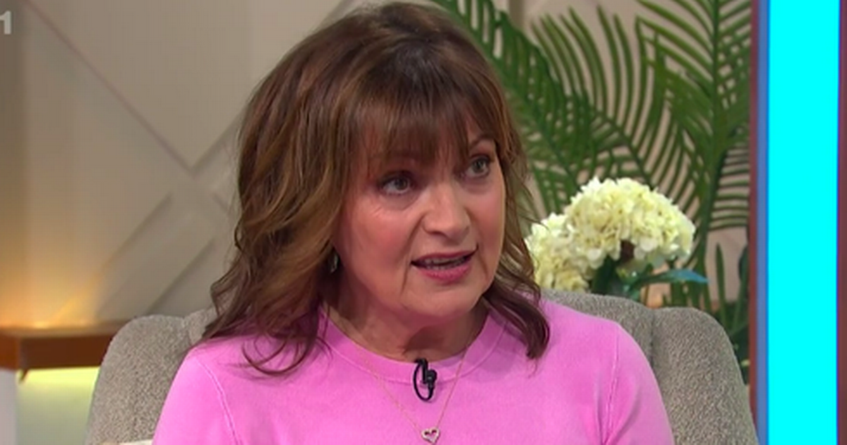 ITV Lorraine Kelly distracts fans with her feet as Dr…