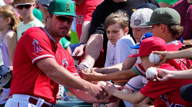 Angels’ Hunter Renfroe Makes Unbelievable, No-Look…