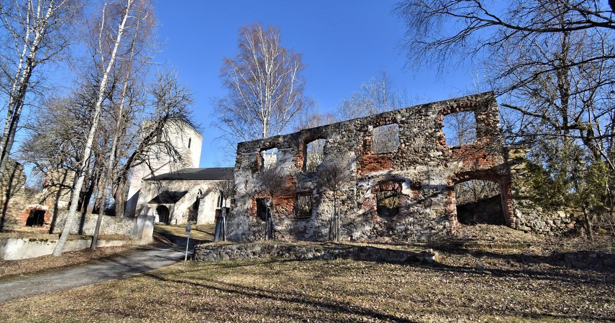 Eerie images of Hitler's ancestral home 80 years after…