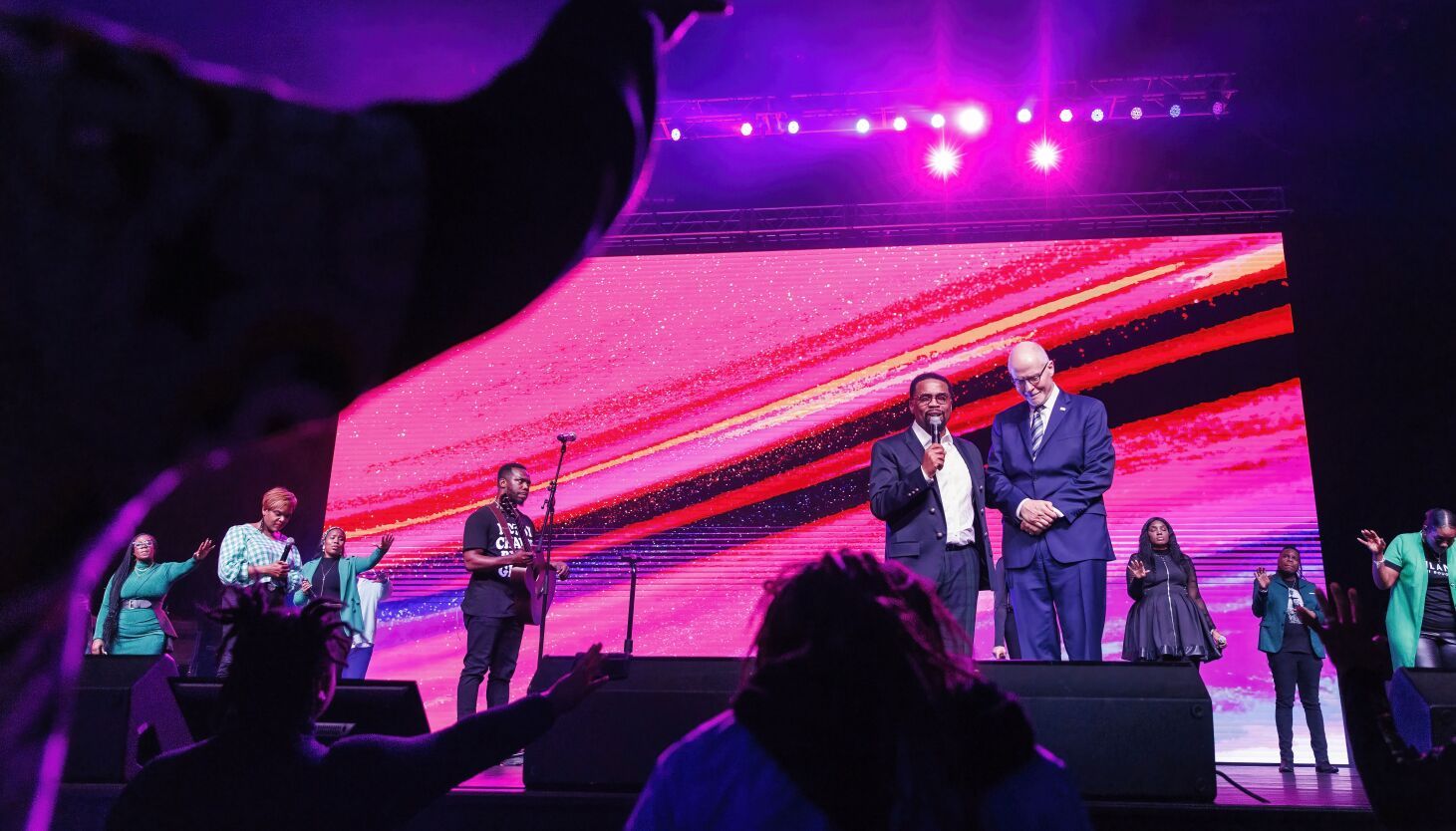 Johnson, Vallas tour South Side churches in final…