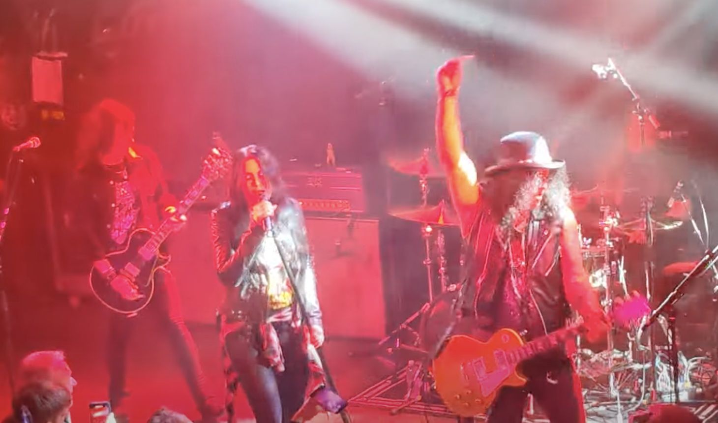 Slash gets his Jimmy Page on in fiery onstage guest…