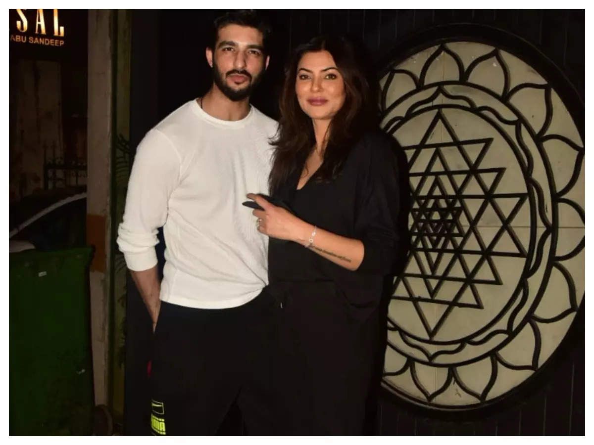 Sushmita Sen gives 'kisses' to ex-boyfriend Rohman…