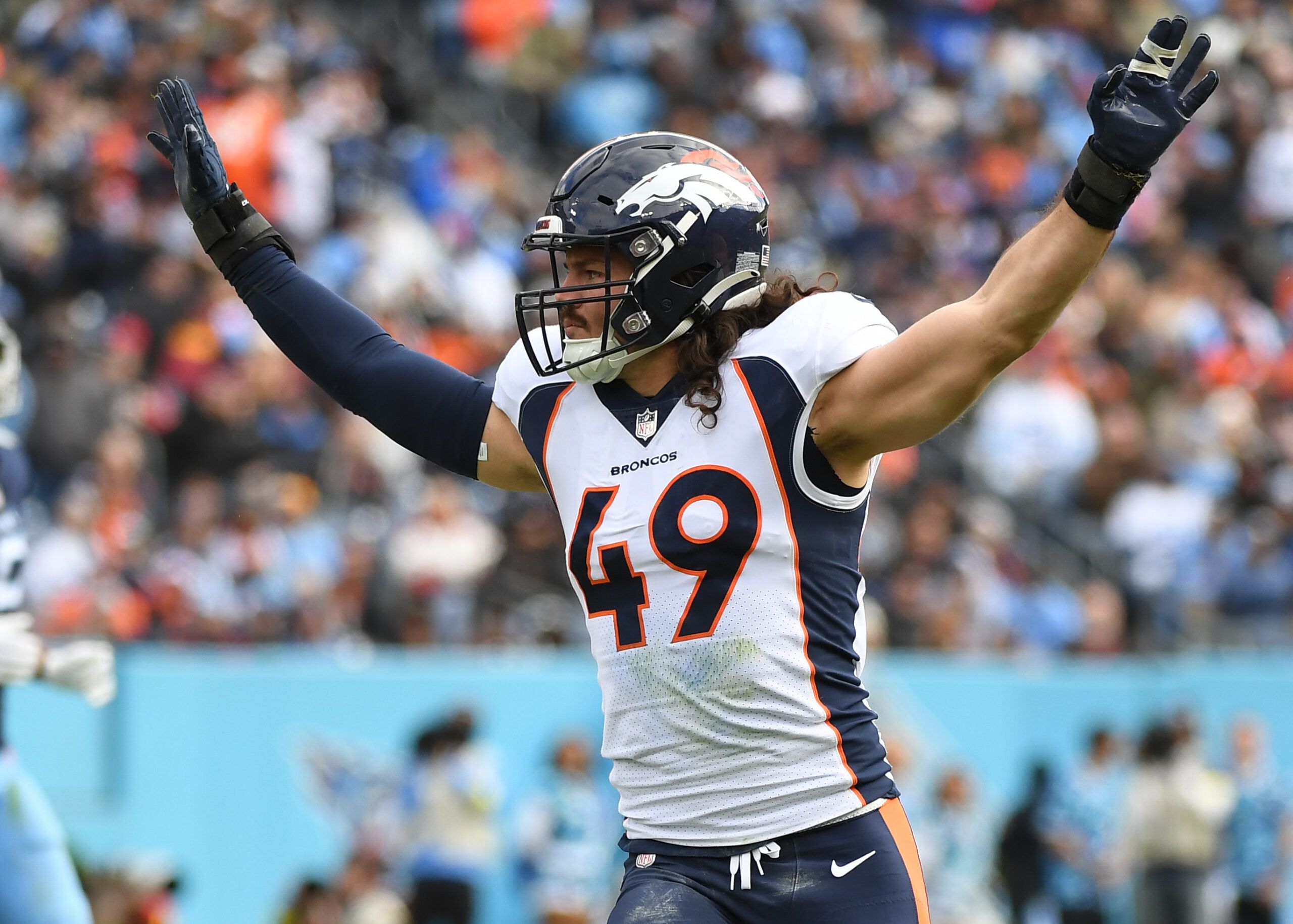 Sean Payton comments on Broncos re-signing LB Alex…