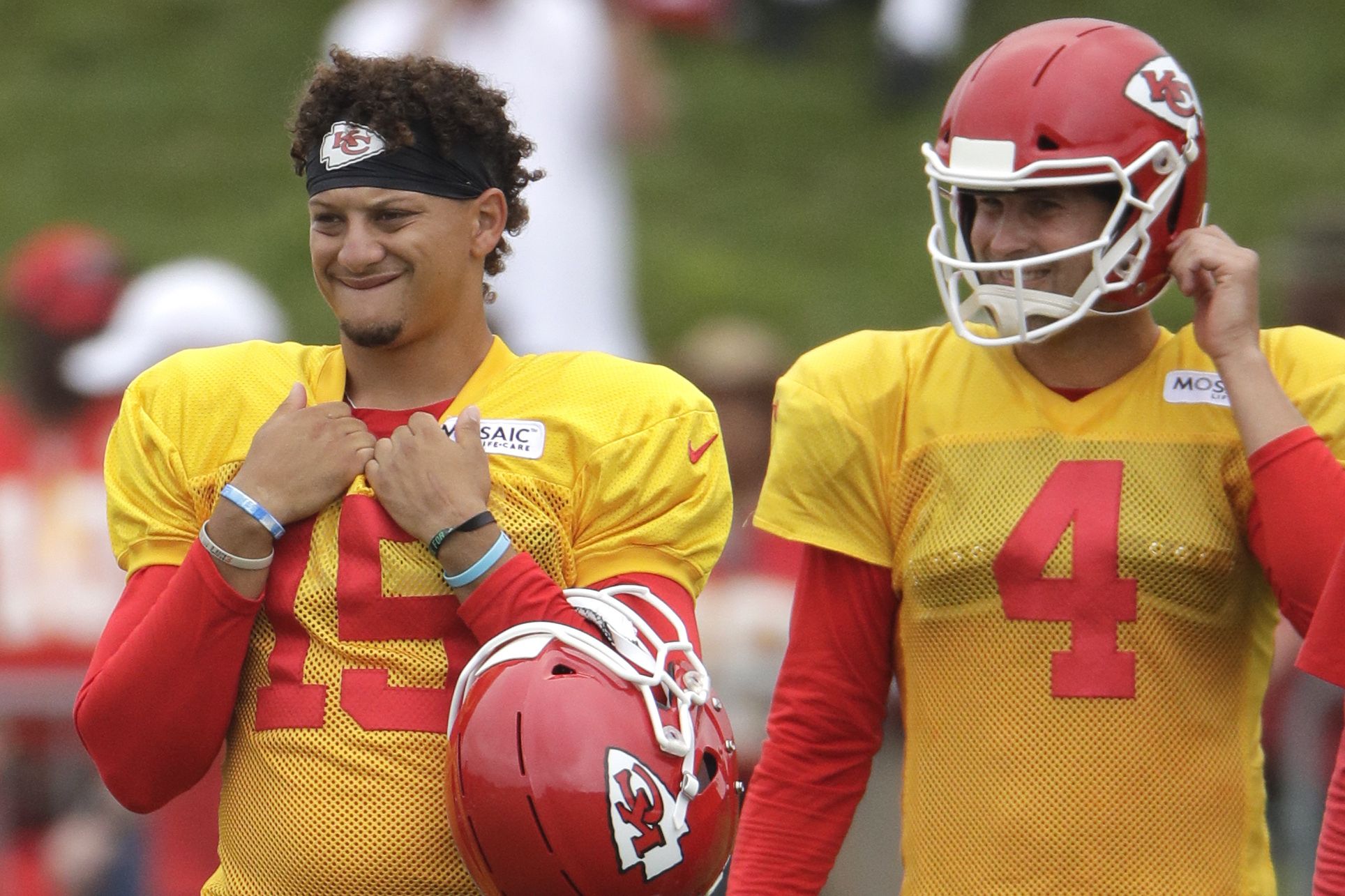 Chiefs QB Patrick Mahomes reunites with Chad Henne for…