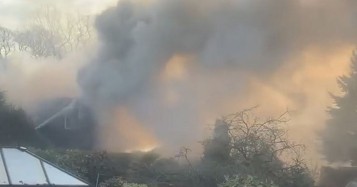 Thick black smoke pours over gardens as fire breaks…