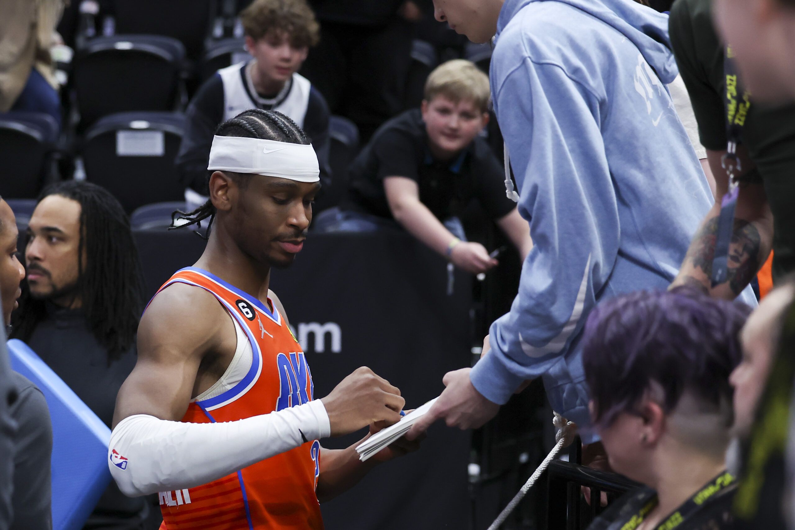 WATCH: Fans welcome OKC Thunder at airport following…