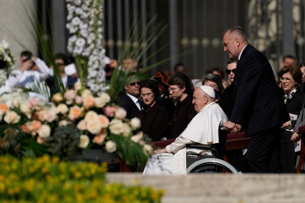 Pope, big crowd mark Easter in flower-adorned Vatican…