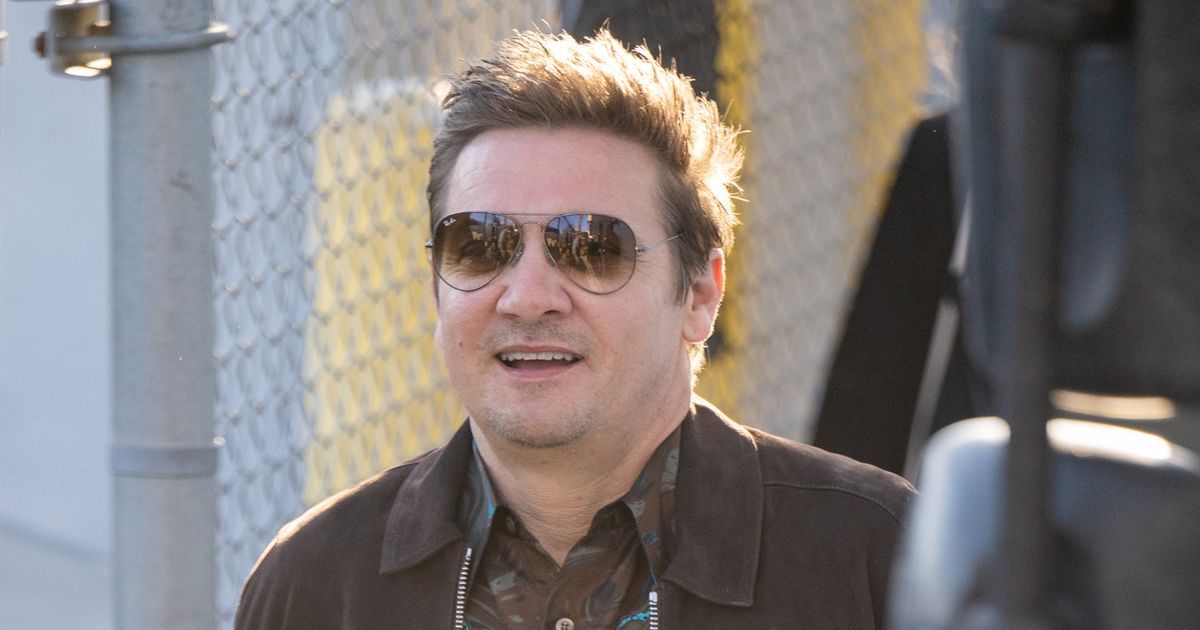 Jeremy Renner walks with cane for Jimmy Kimmel…