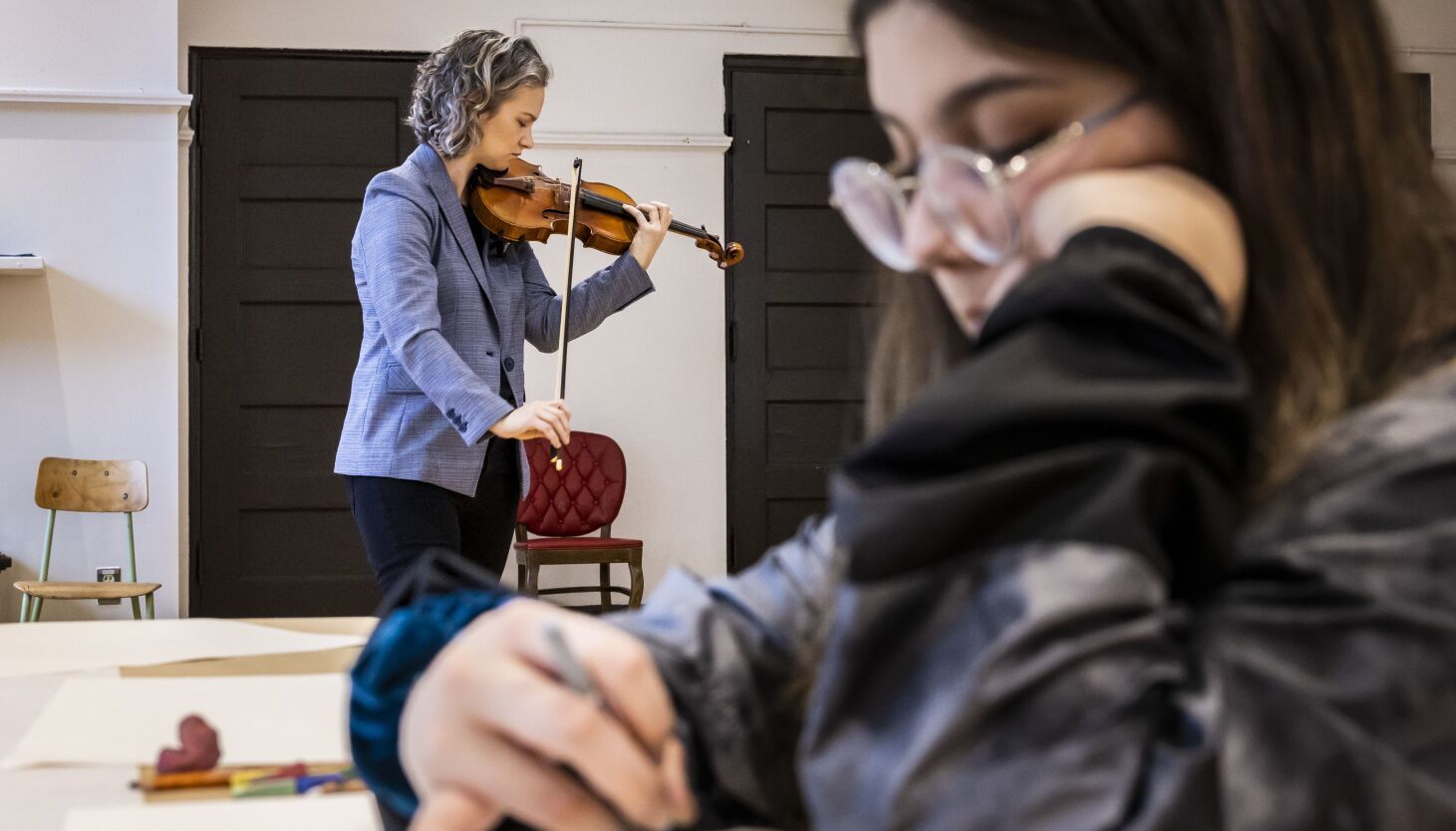 Renowned violinist urges Chicago art students to let…