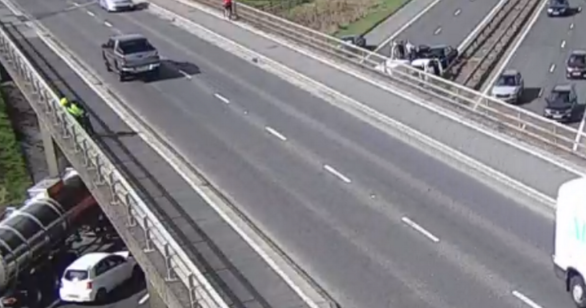 Multi-vehicle crash on Glasgow M8 Westbound as police…