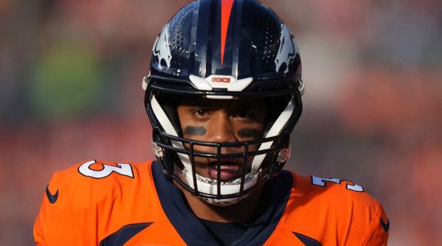 Star NFL Quarterback Flips Golf Cart in…