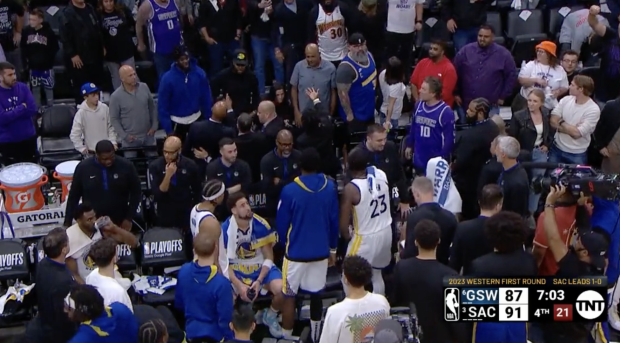 Draymond Green Screaming at Kings Fans Before Getting…