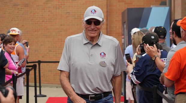 Longtime 49ers Star, Pro Football Hall of Famer Dave…