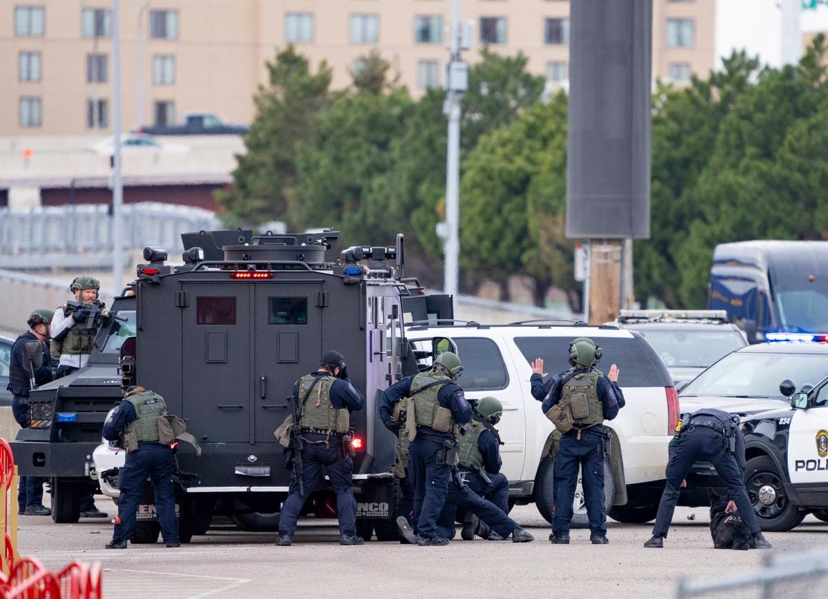 Man with gun in custody after standoff near Mall of…