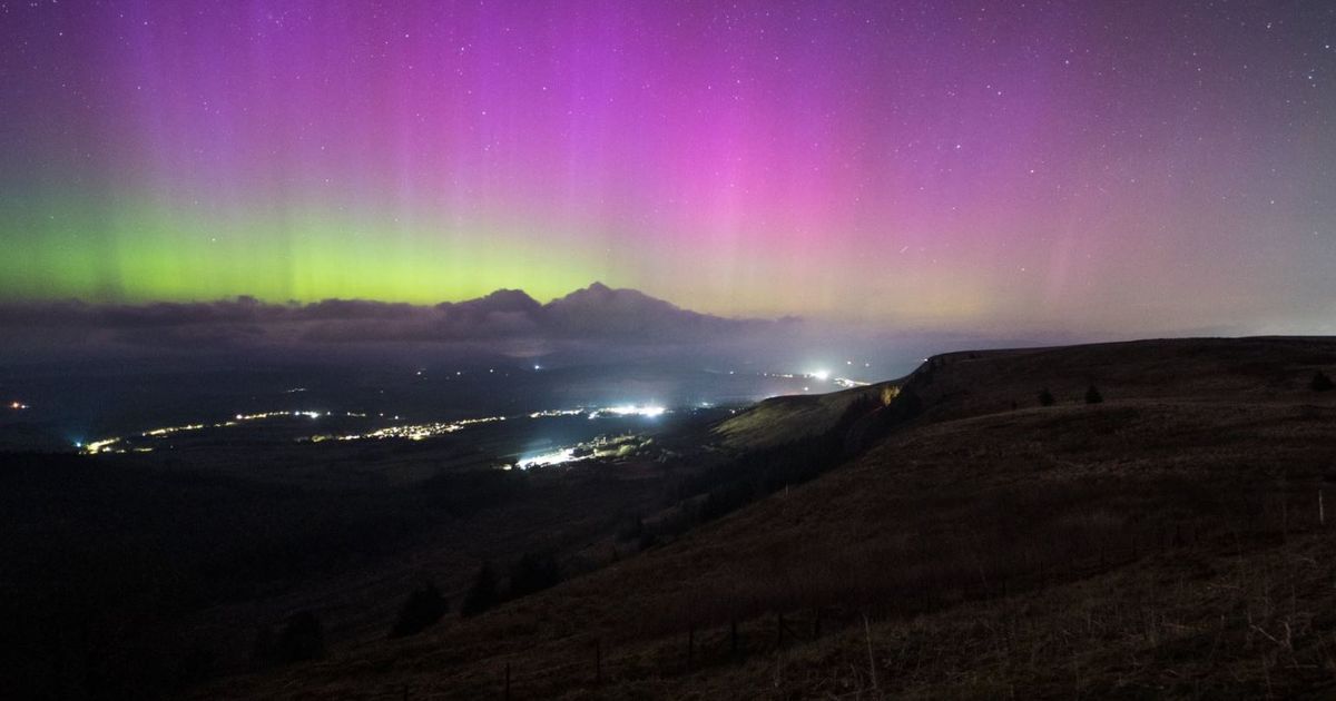 Northern Lights dazzle across Brecon Beacons in super…