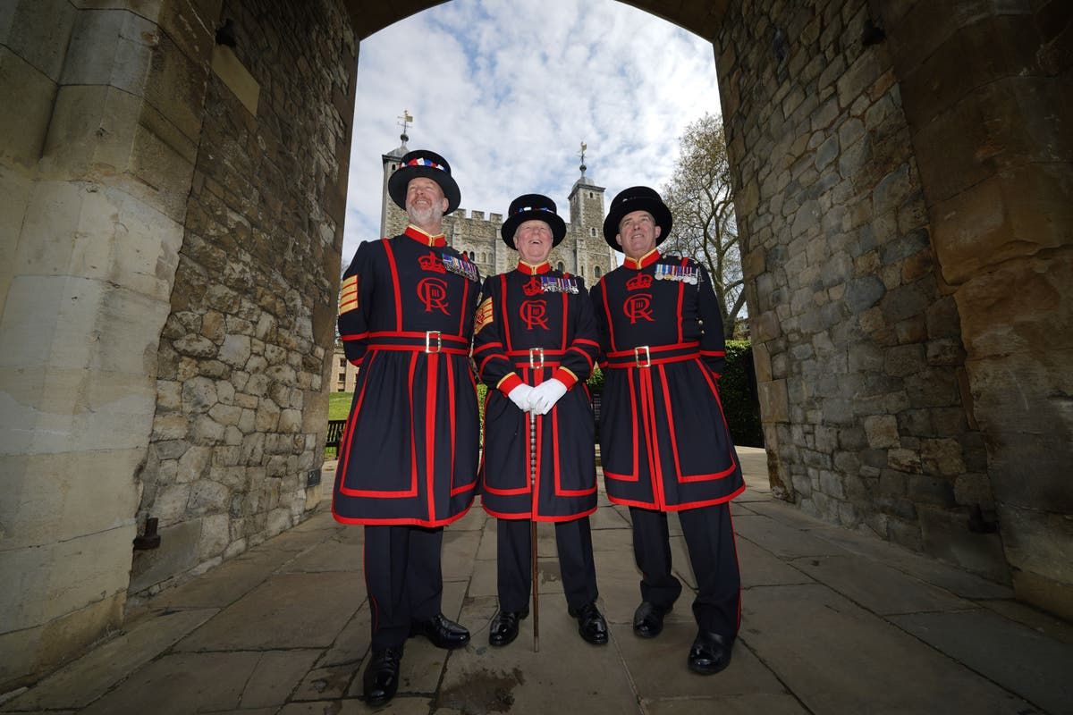 Beefeaters at the Tower unveil new uniform for King’s…