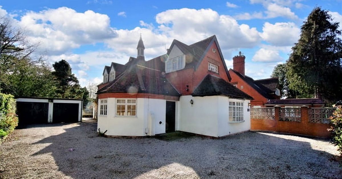 Quirky Victorian coach house with original features…