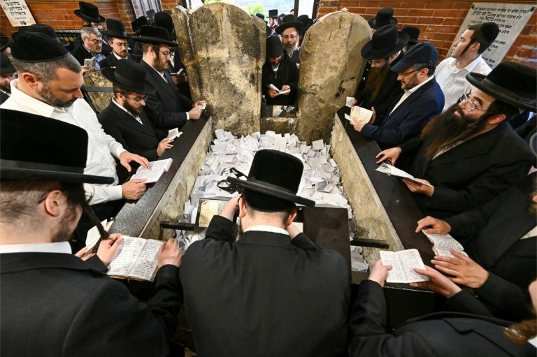 Cult of 'Miracle Rabbi' transforms sleepy Hungarian…