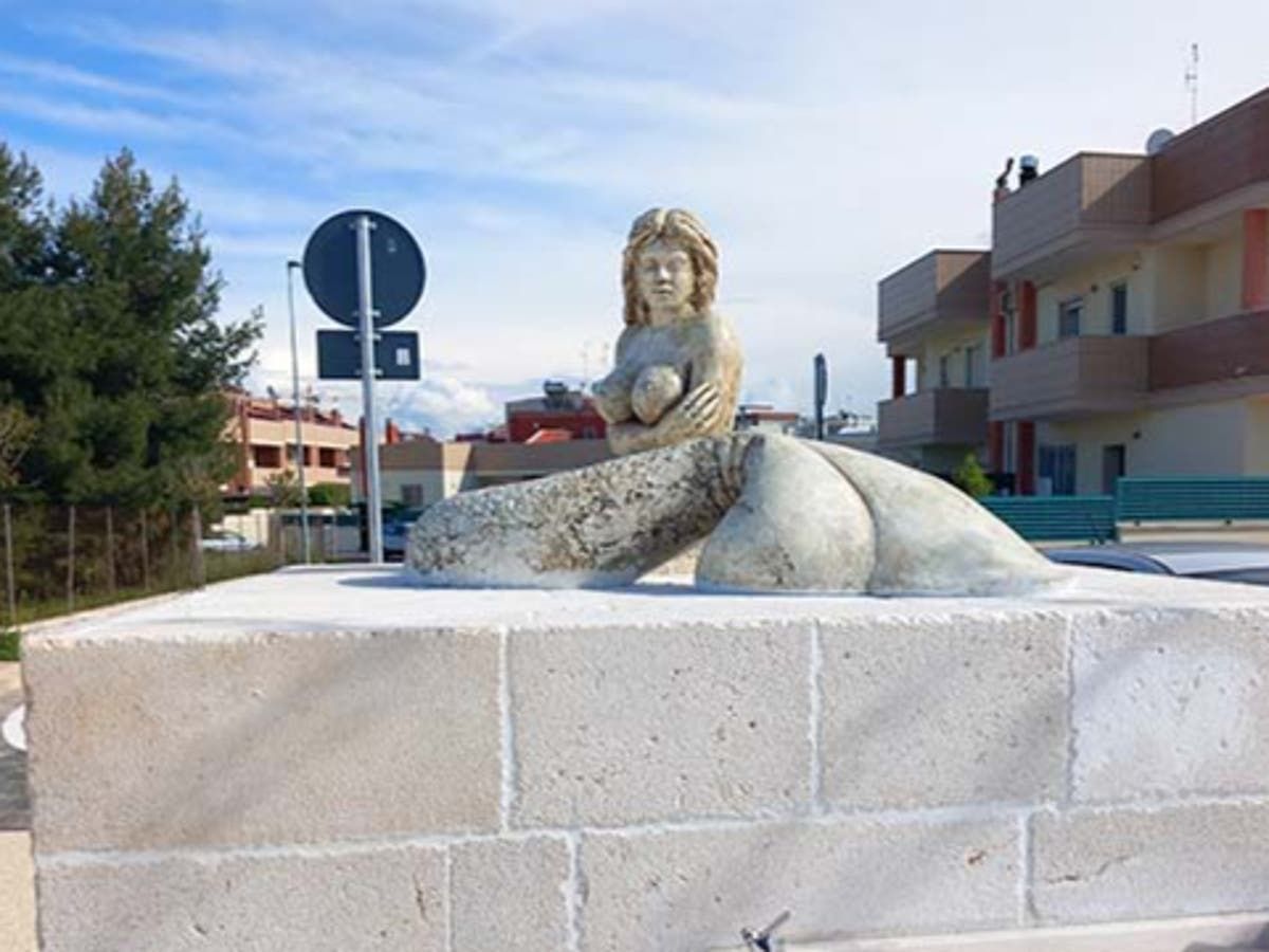 Statue of ‘curvy’ mermaid divides Italian fishing town