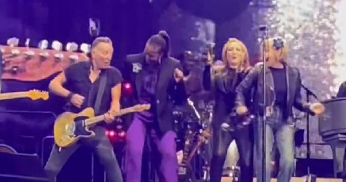 Michelle Obama wows fans as she performs on-stage with…
