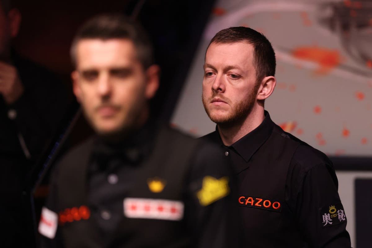 Mark Allen battles back to stay in scrappy Crucible…