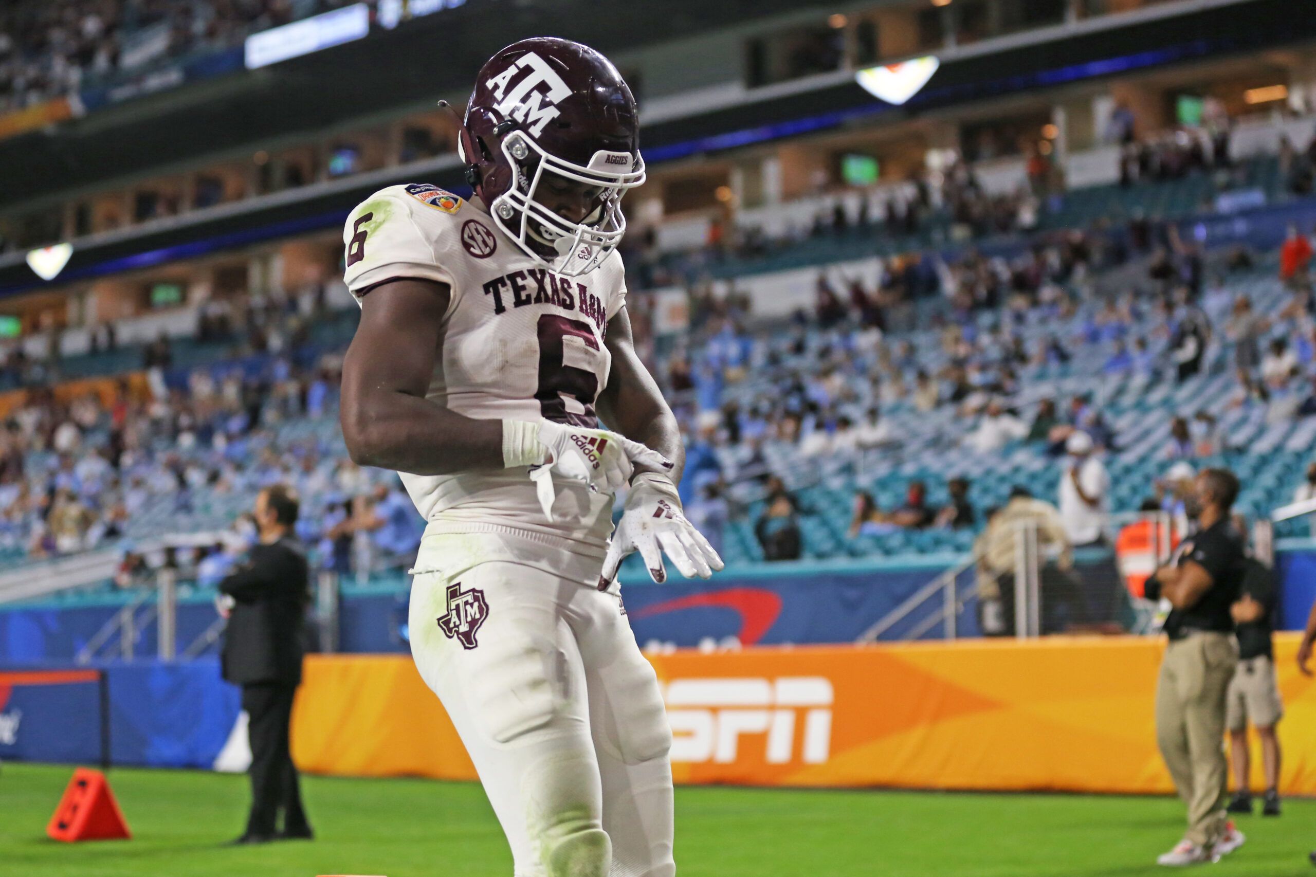 WATCH: Mike McDaniel, Chris Grier tell RB Devon Achane…