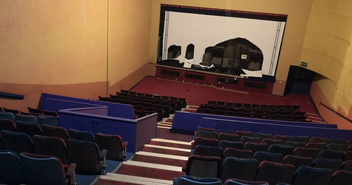 Inside eerie abandoned 1930s cinema slowly being…