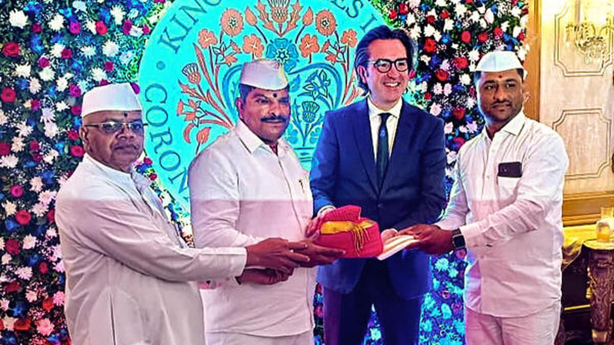 Mumbai dabbawalas send 'Puneri Pagadi', traditional…