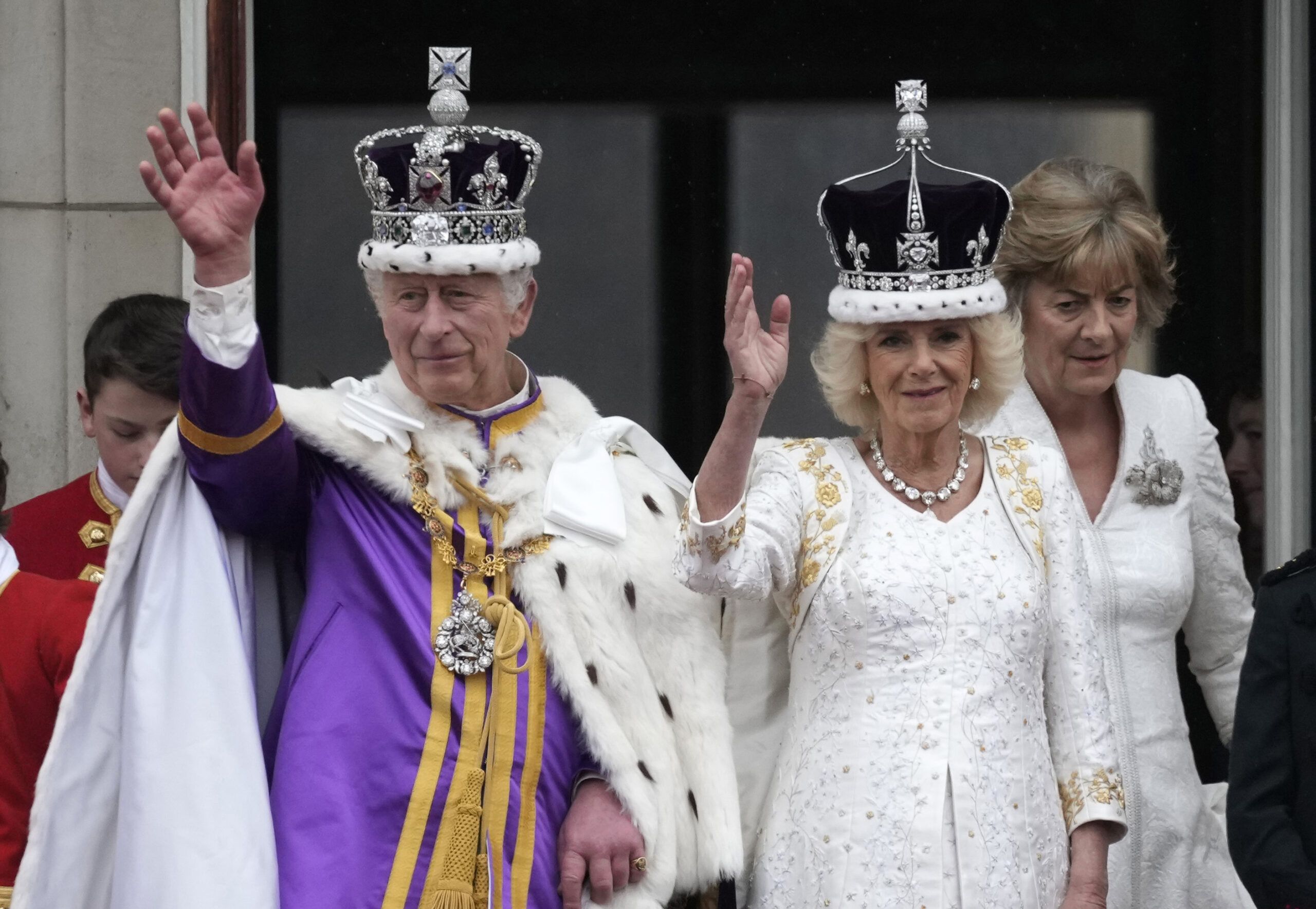 King Charles makes his first balcony appearance after…