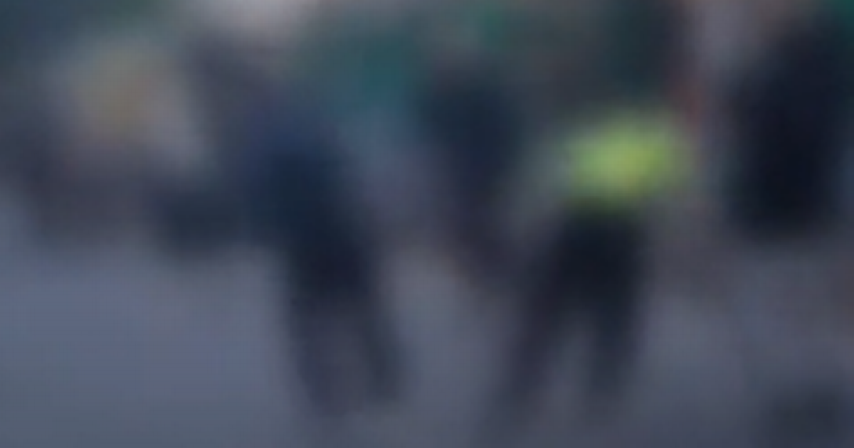 Moment man knocks out two bullies after being…