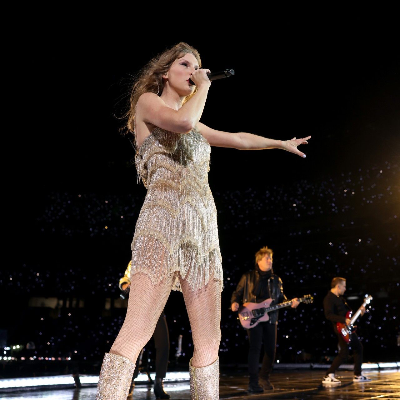 Taylor Swift Confronts Security Guard from the Stage…