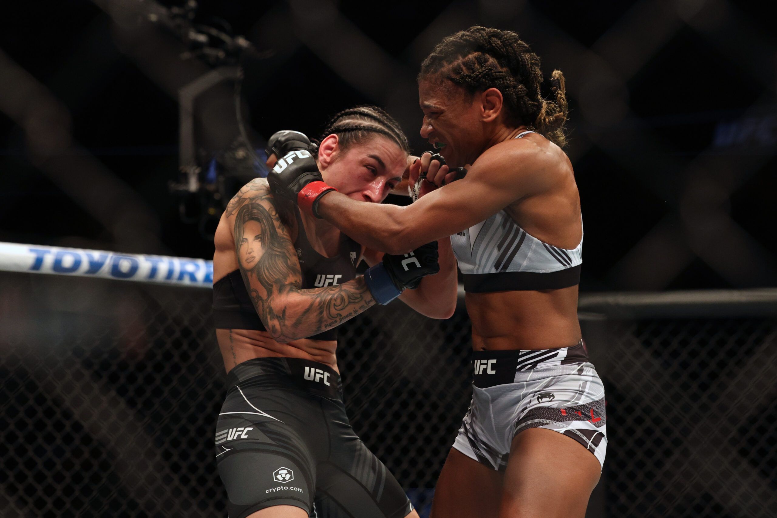 UFC free fight: Angela Hill puts on striking clinic…