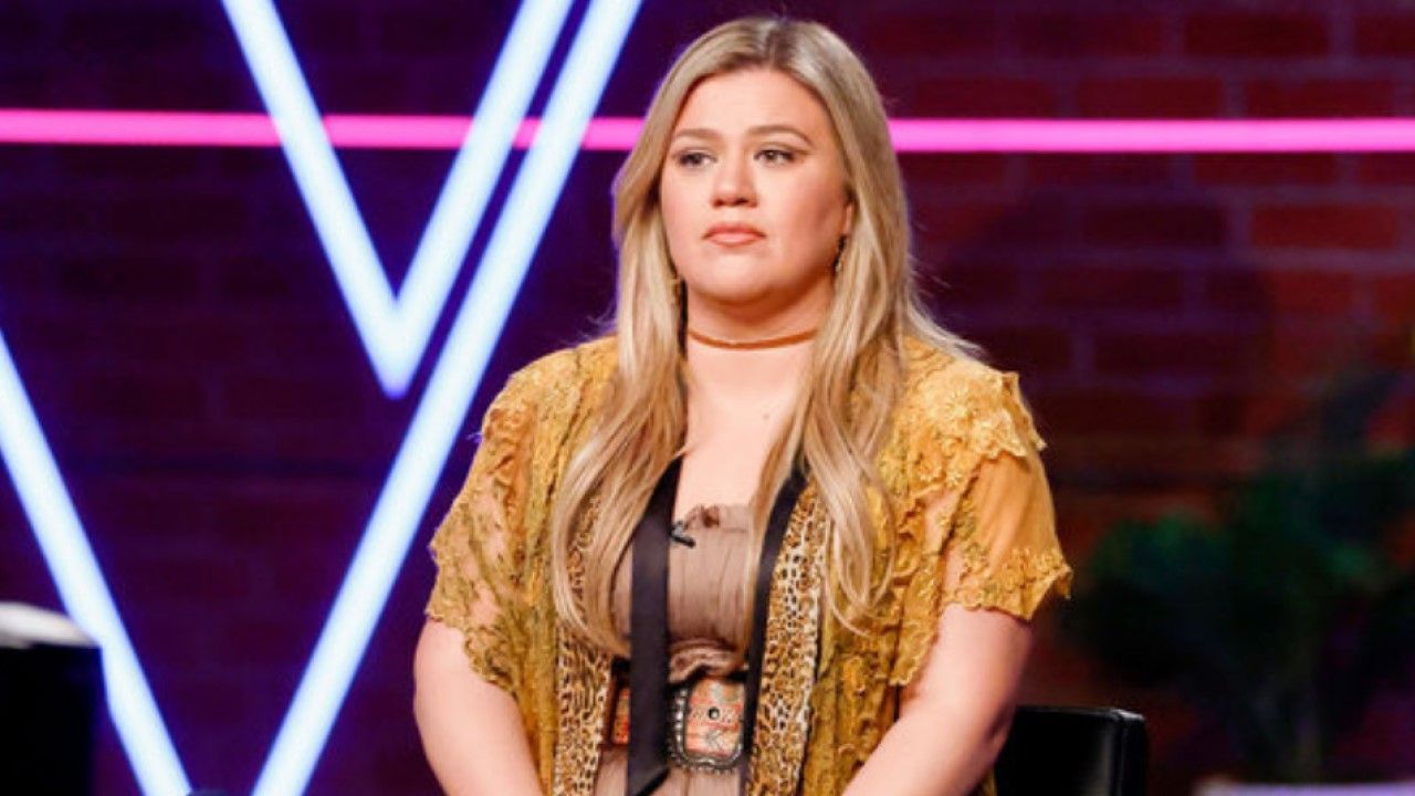 Kelly Clarkson Appears Live On The Voice Amid Talk…