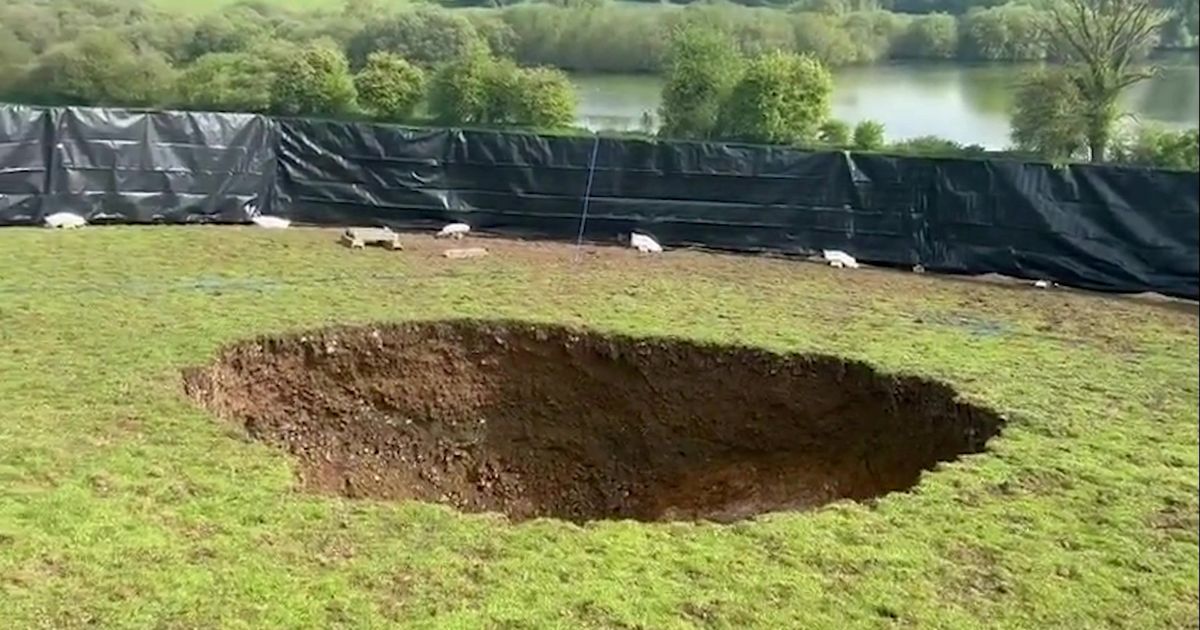 16ft deep hole opens above huge tunnel being dug for…