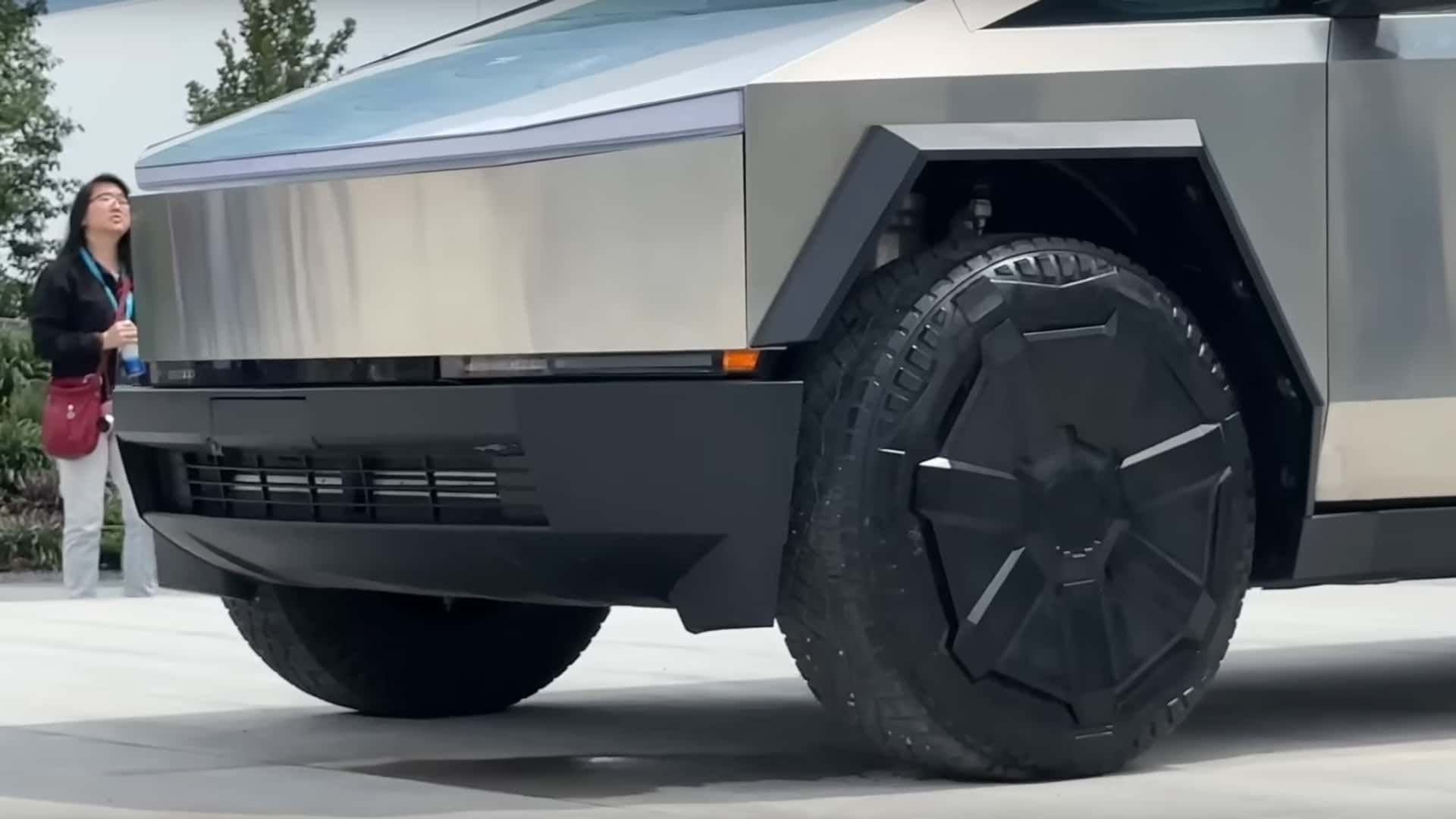 Videos Show Latest Tesla Cybertruck Prototype Looking…