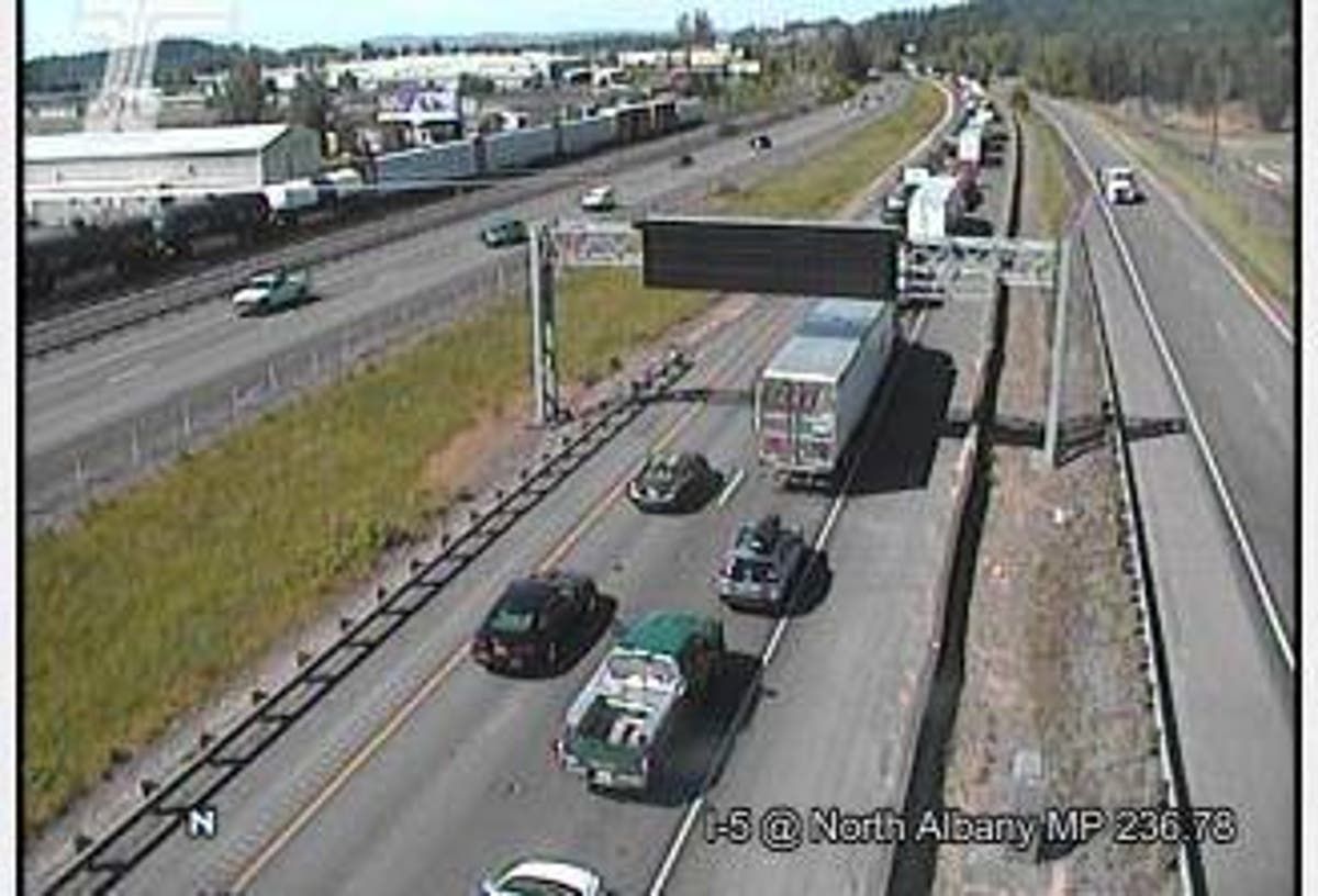 7 dead in vehicle crash on Interstate 5 in Oregon