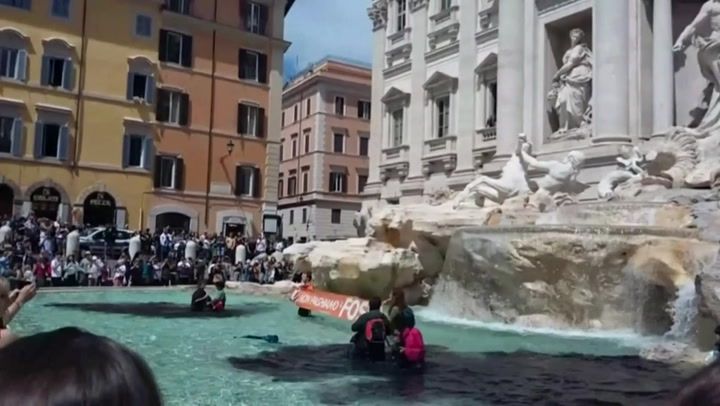 Rome’s Trevi Fountain turned black by climate…