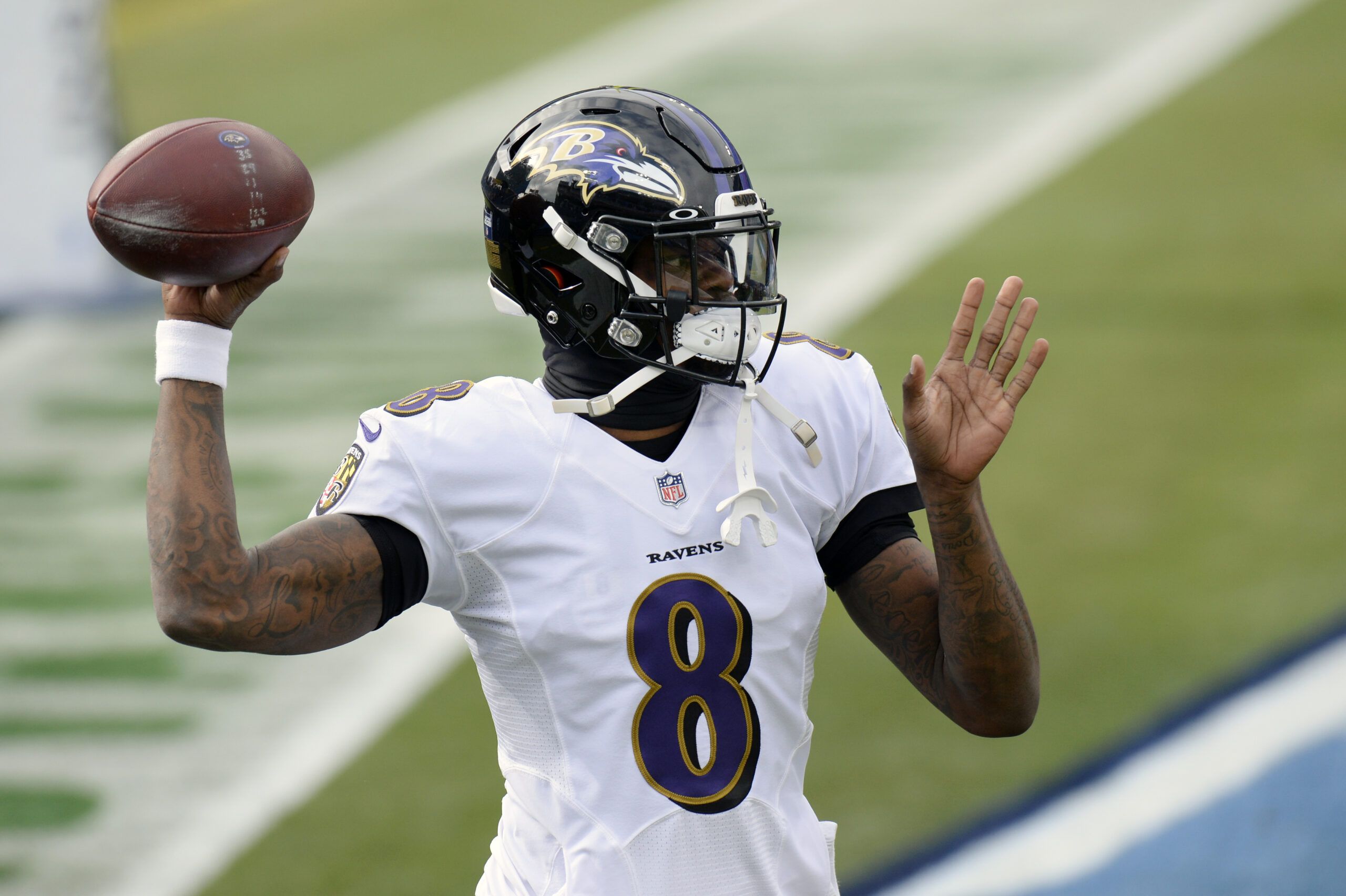 FIRST LOOK: Ravens QB Lamar Jackson takes field for…