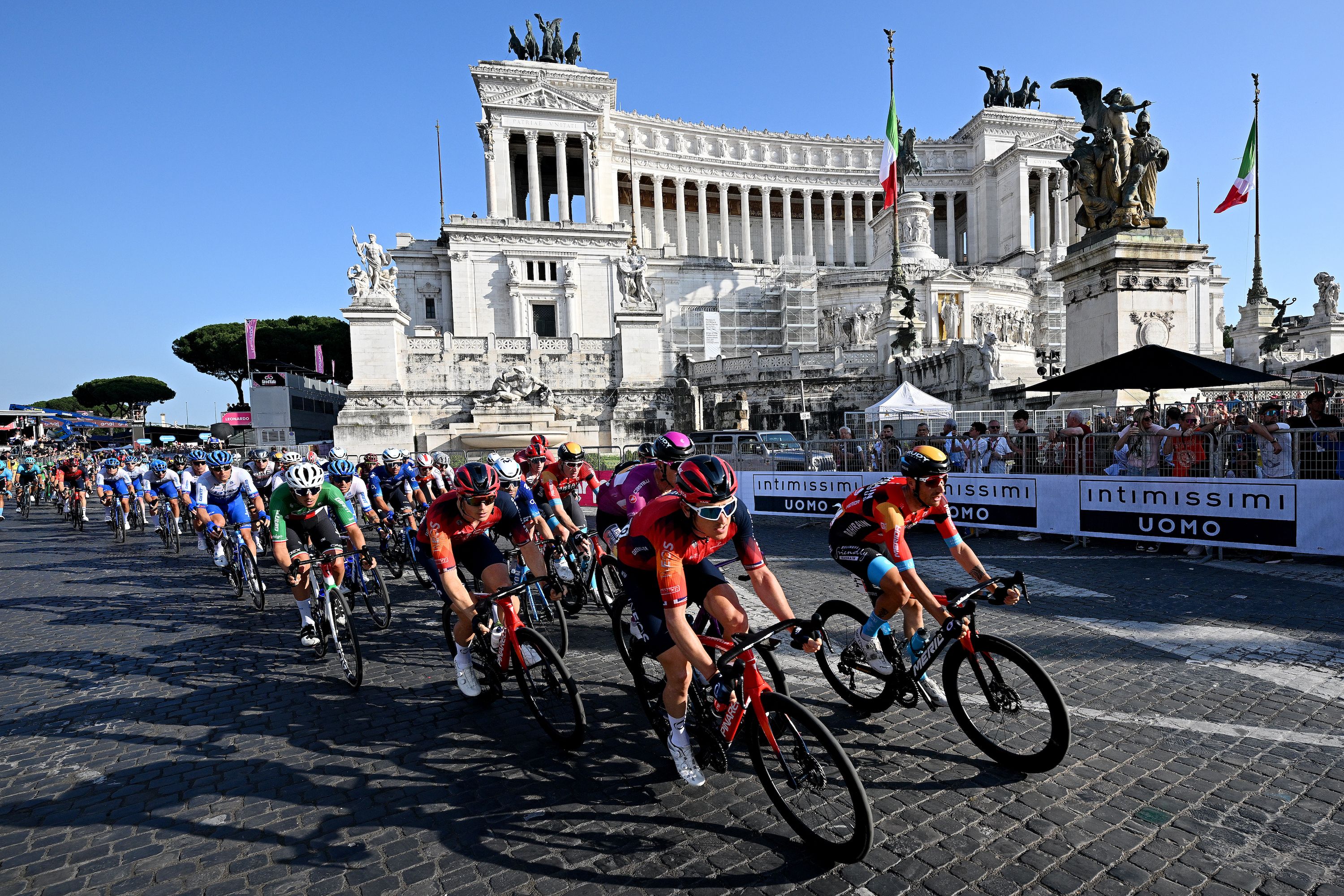 Geraint Thomas 'helps a brother out', aiding Mark…