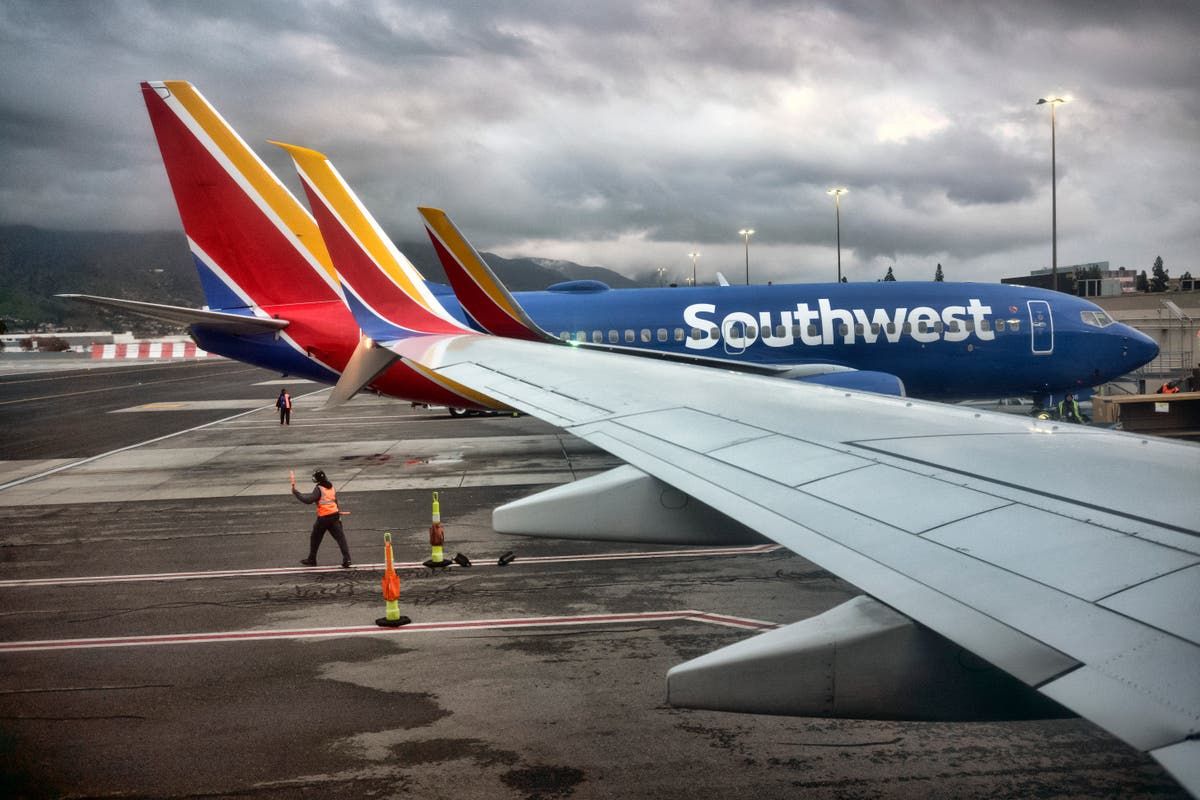 Southwest pilot crawls through window to open locked…