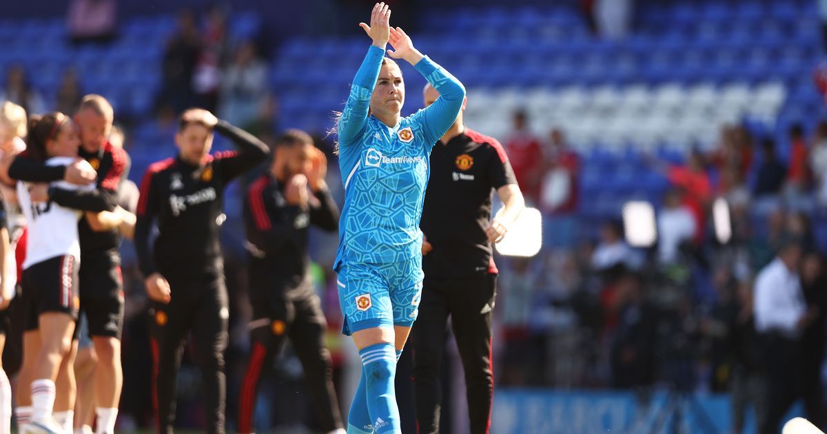 Man Utd star Mary Earps sends transfer message as club…