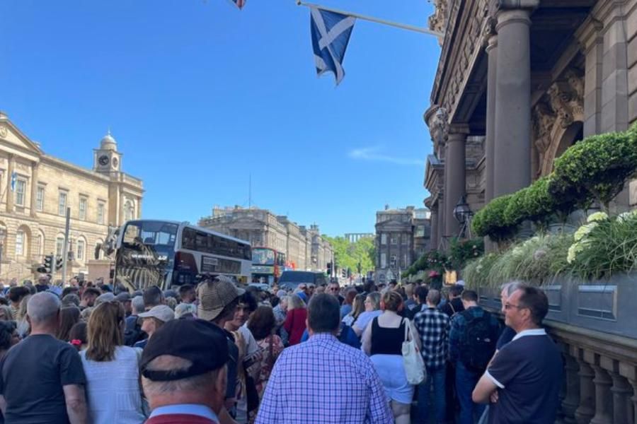 Hundreds of Bruce Springsteen fans swarm Edinburgh…