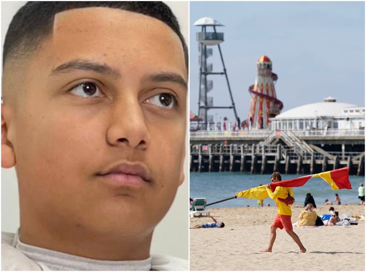 ‘Hero’ teenagers rushed into water to help save…
