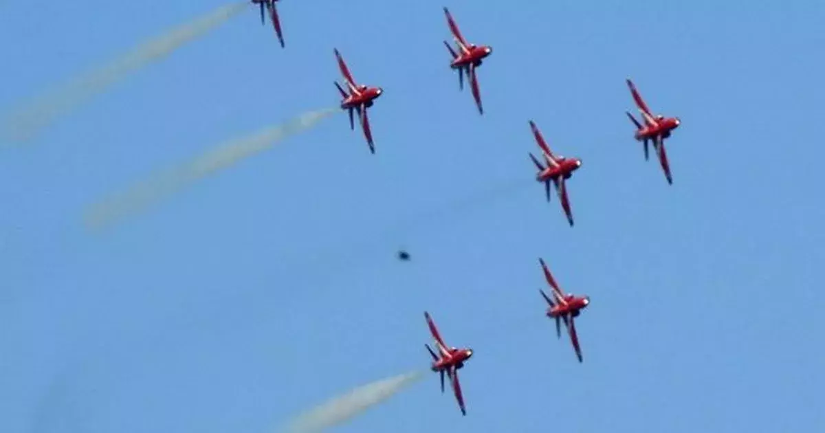 Photographer captures 'alien craft' during Red Arrows…